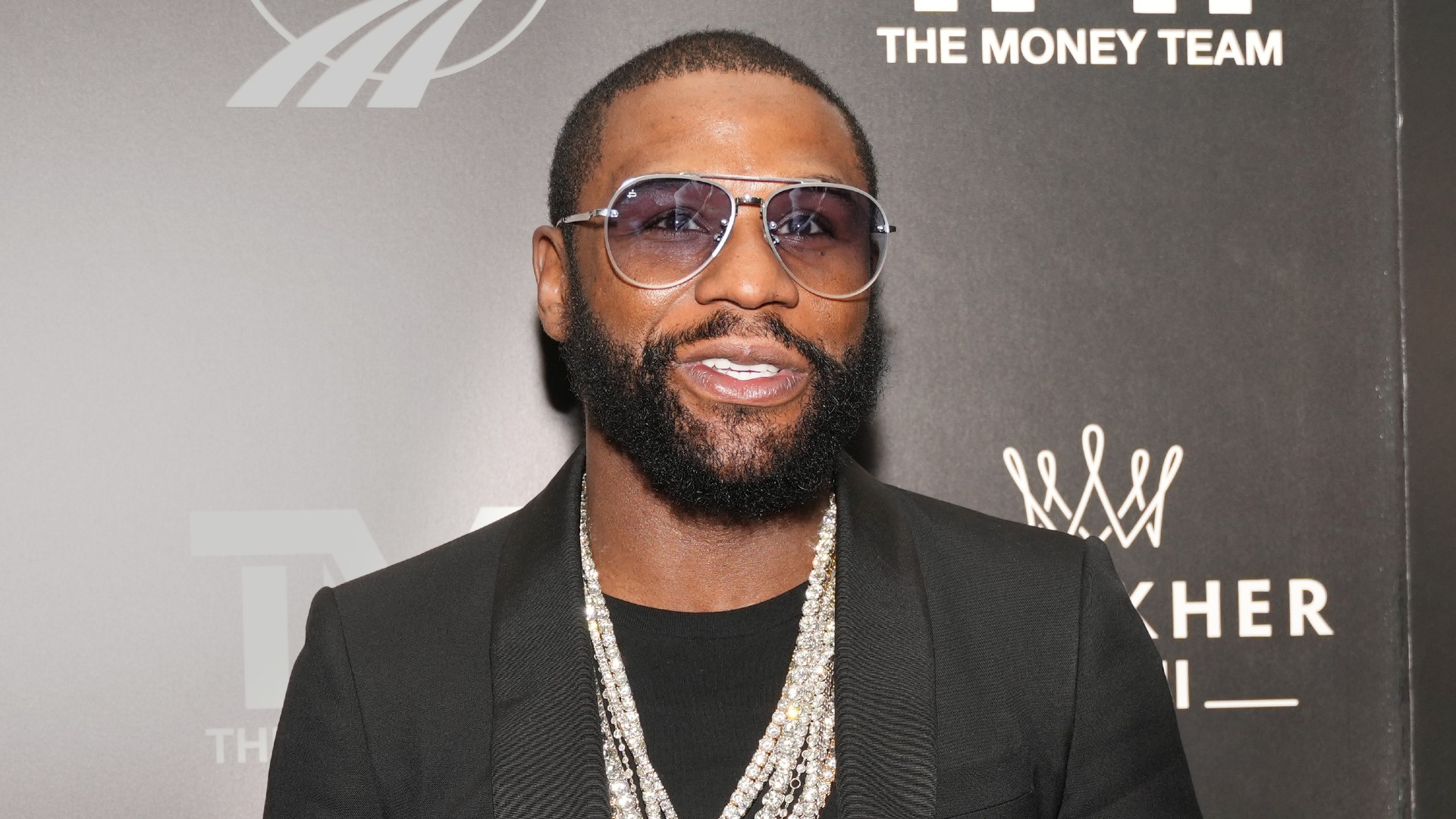 Floyd Mayweather Spends A Fortune On Super Bowl Suite