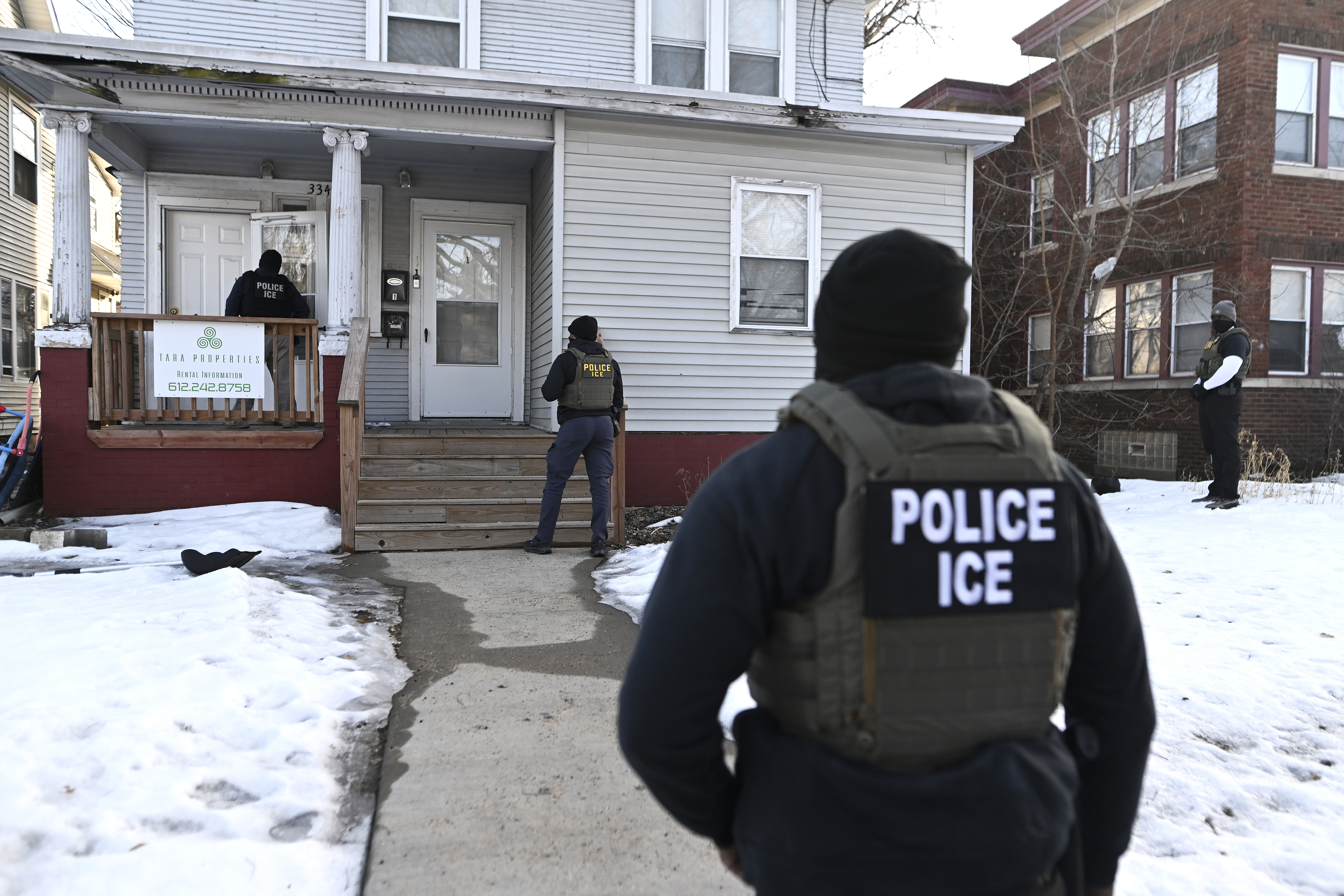 ICE Memo: Agents Instructed To Enter Homes Without Warrants